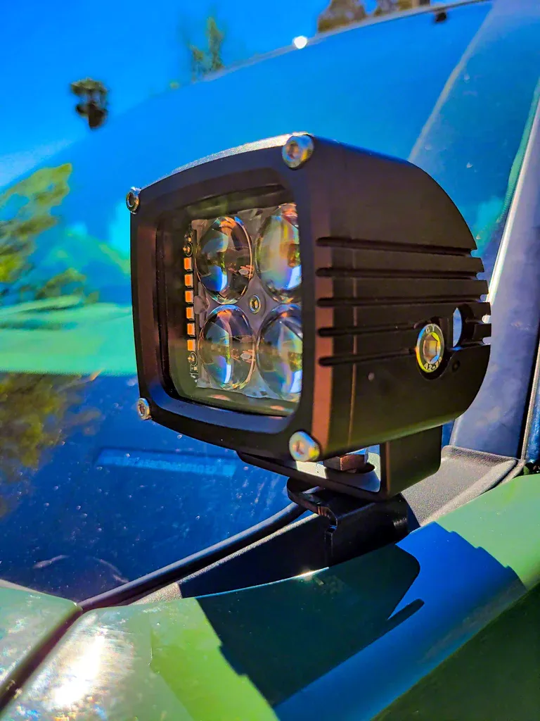 Tundra White/Amber LED Light Pillars with Hood Mounting Brackets (22-25 ...